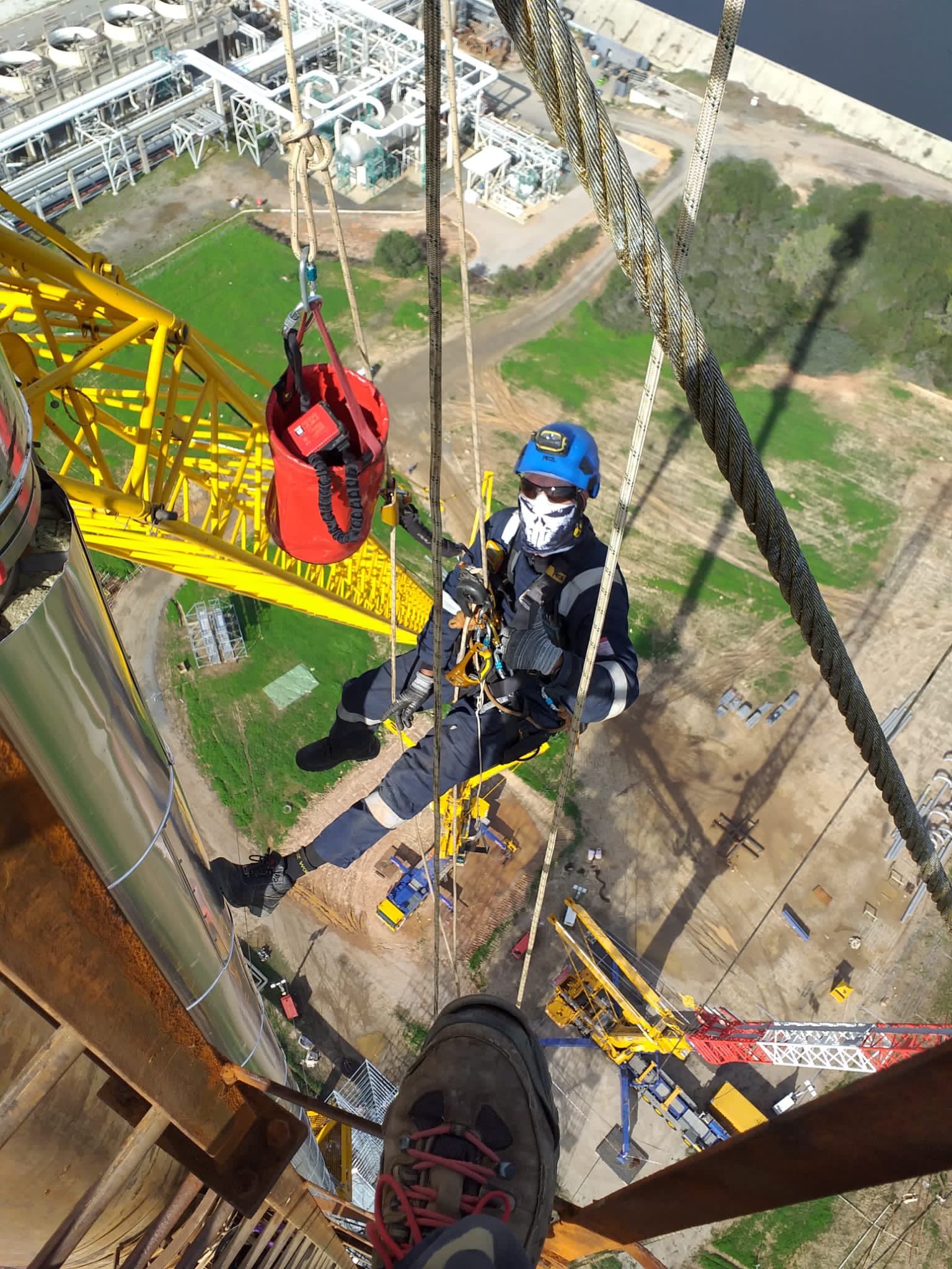 Trabalho com cordas. Isolamento. Refinaria de Sines - GALP Energia ...